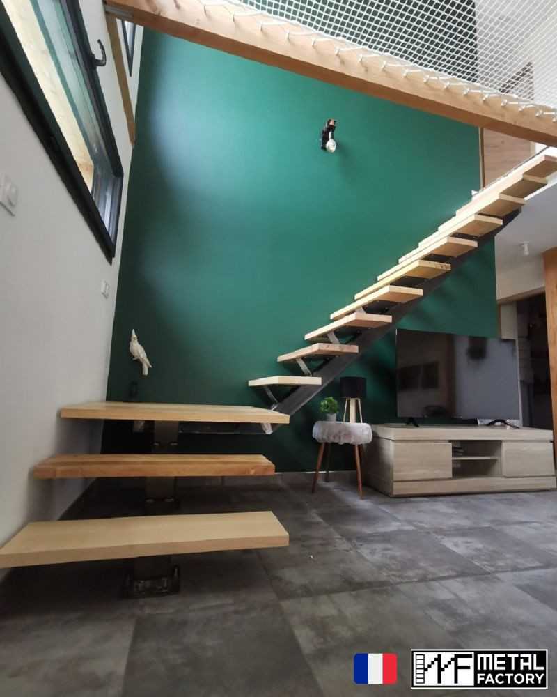 Escalier avec palier : Escalier limon central métal sur mesure