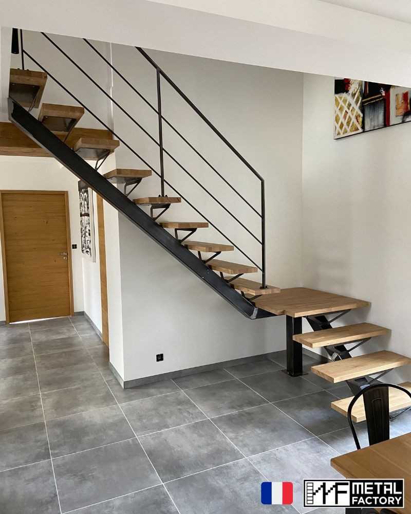 Escalier avec palier : Escalier limon central métal sur mesure